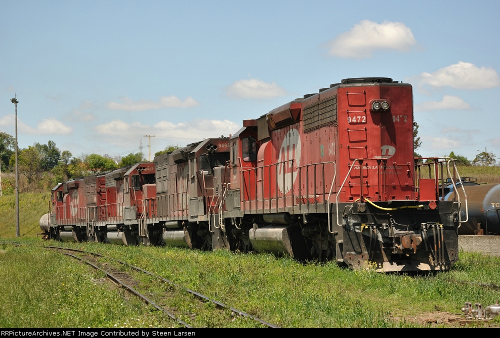 ALL 9472 (SD40-2), 9495 (SD40T-2), 9457 (SD40-2) and 9500 (SD40T-2) in Araucaria Oct 2010